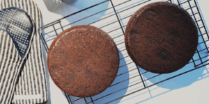 3 Easy Ways to Quickly Cool a Cake (Tested)