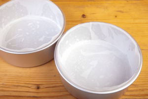 5 Easy Steps to Line Cake Pan with Parchment Paper