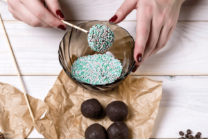 How to Use Cake Pop Mold (6 Easy Steps + FAQs)