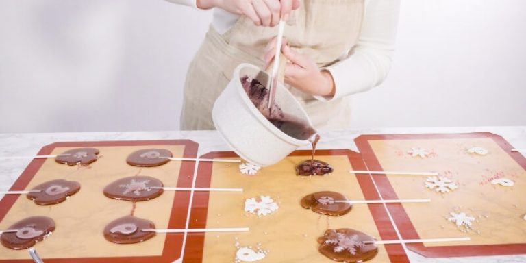 How to Clean Silicone Baking Mat (4 Easy Methods)