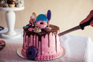 5 Easy Steps to Cut Ice Cream Cake (Hacks & Tips)