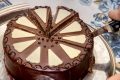 3 Quick and Uncomplicated Ways to Cut a Round Cake