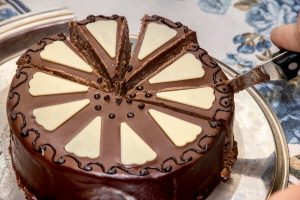 3 Quick and Uncomplicated Ways to Cut a Round Cake