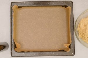 2 Ways to Grease a Baking Pan (with Alternatives)