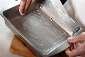 2 Ways to Grease a Baking Pan (with Alternatives)