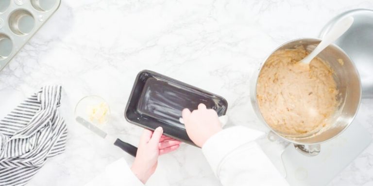 2 Ways to Grease a Baking Pan (with Alternatives)