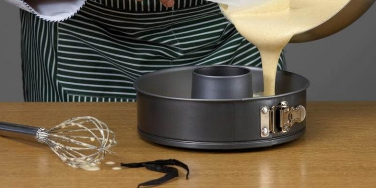 How Full Do You Fill a Cake Pan (and Why It's Important)