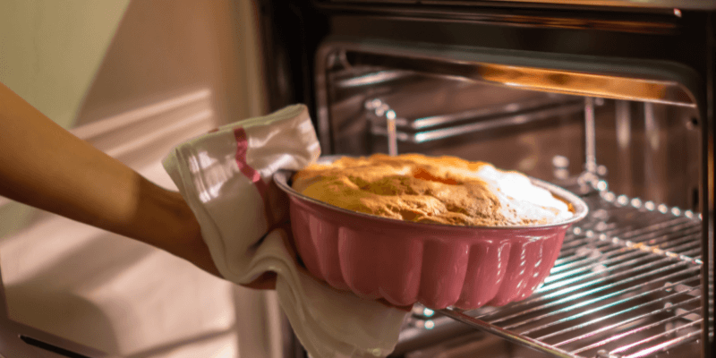4 Ways to Stop a Cake From Doming & How to Fix (Tips)