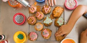 4 Easy Ways to Write on Cookies (With/Without Projector)