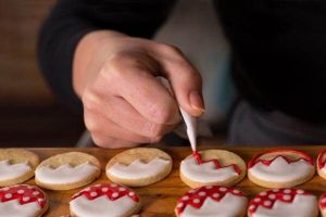 4 Easy Ways to Write on Cookies (With/Without Projector)