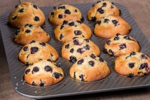 4 Easy Mess-free Ways to Get Muffins Out of Pan