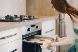 How to Use Oven for Baking (5 Steps Guide)