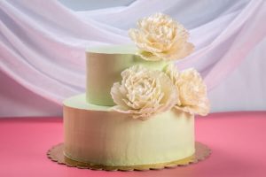 How to Stack a Two Tier Cake in 5 Fool-Proof Steps