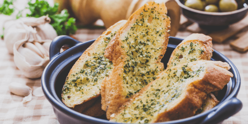 What to Eat With Garlic Bread (6 Ideas That You’ll Love)